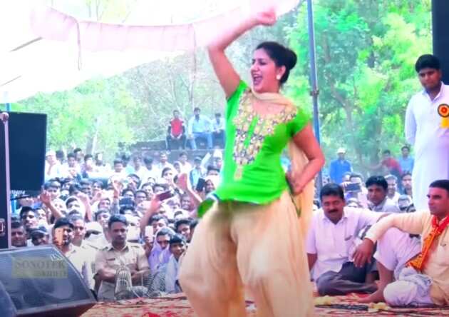 Sapna Dance: सपना चौधरी ने डांस से मचाया कहर, बूढ़े करने लगे ये इशारे, देखें Video